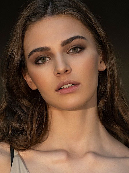 Estel Greg - MODELKY A HOSTESKY D.F.C. FASHION CLUB - MODELINGOVÁ AGENTURA